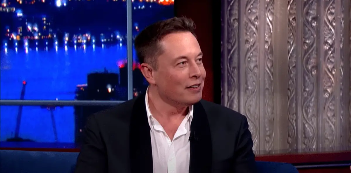 Bizarre Photo Of ‘Elon Musk Kissing A Robot’ Leaves Internet Confused